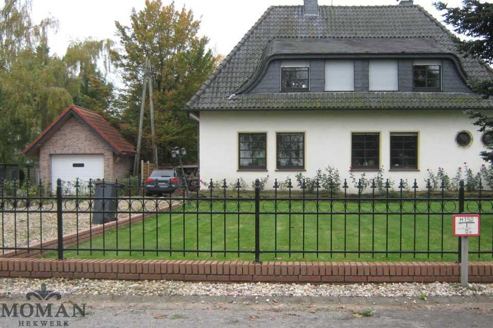 Hek op muurtje laten plaatsen