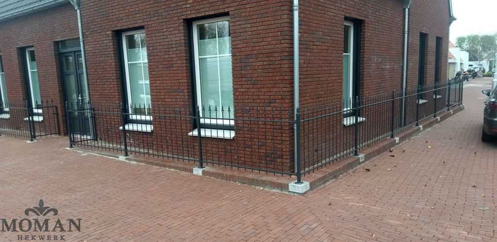 Hek op muurtje laten plaatsen